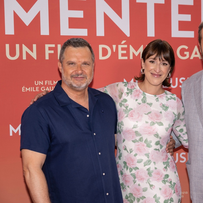 Un tapis rouge bondé de vedettes pour la première du film Menteuse ...